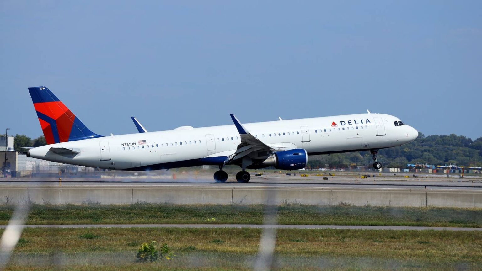 Delta Air Lines Mechanic Hates Delays: Why This Simple Flying Expert ...