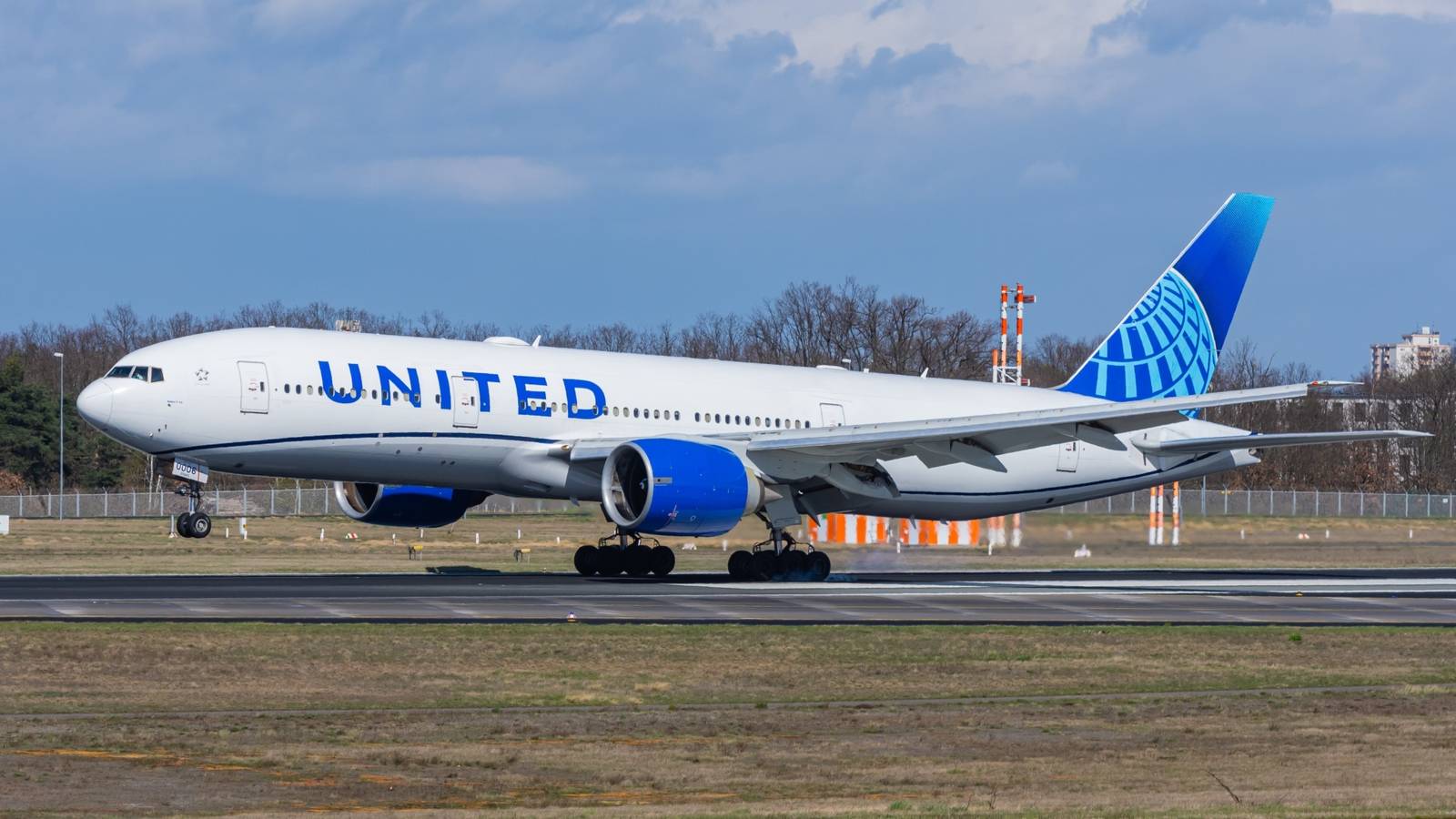 United Airlines Boeing 777 Domestic Routes: Why Flying This Giant On ...